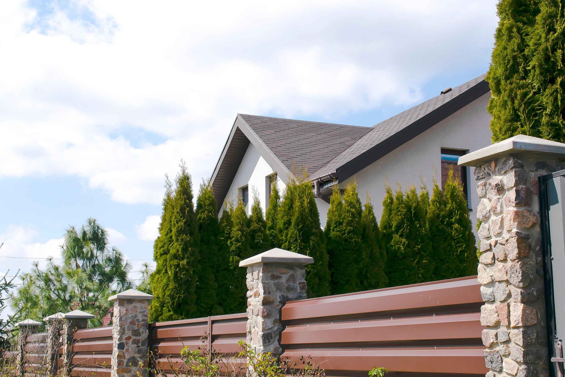 Top House and Fence Color Combinations for Modern Homes | Big Easy Fence